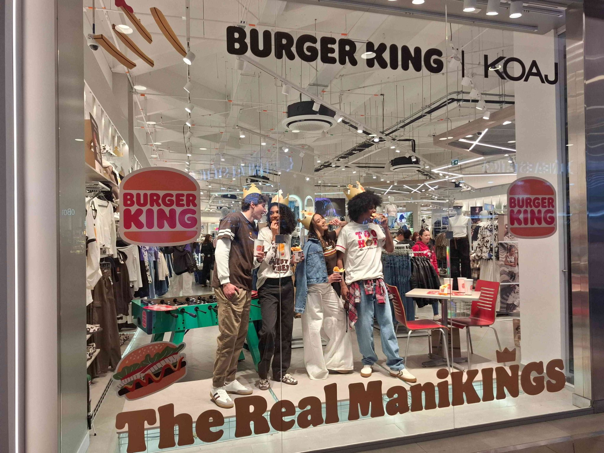 Burger King irrumpe con maniquíes humanos en tiendas KOAJ, para ...